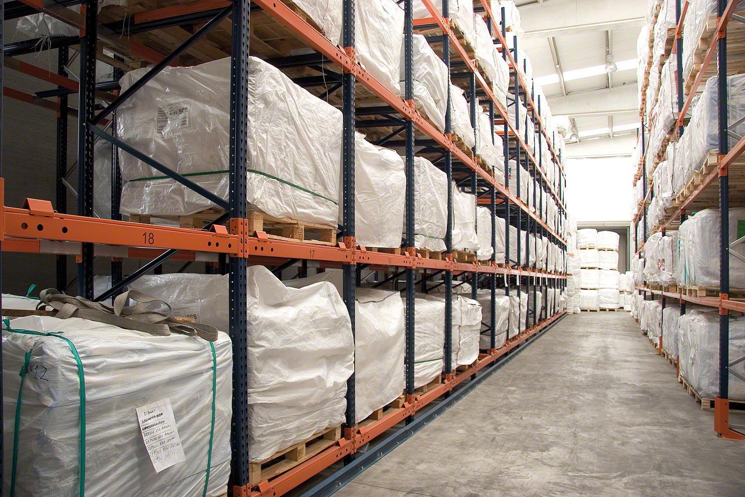 Push-back paletni regali - Mecalux.hr